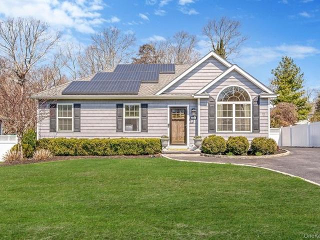 19 Probst Dr, Shirley, NY 11967