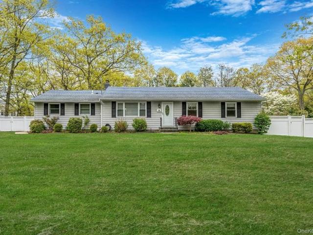 19 Pumpkin Rd, Saint James, NY 11780