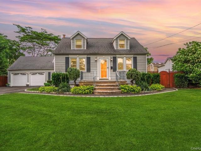 19 Roy Ave, West Islip, NY 11795