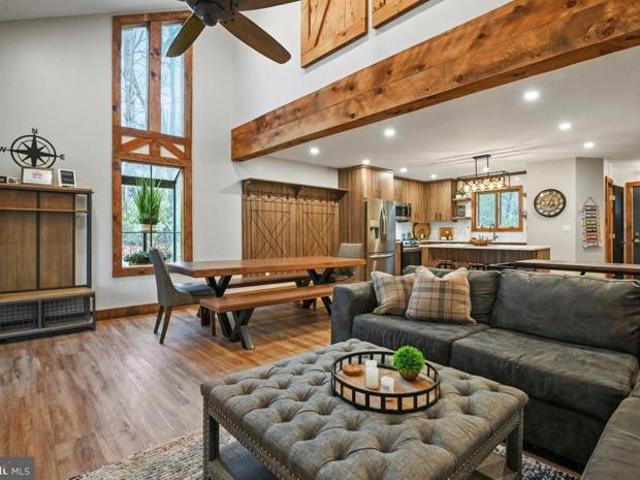 19 Ski Side Dr, Tannersville, PA 18372