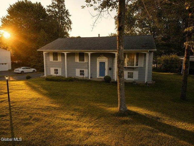 19 Shetland Dr, Delmar, NY 12054