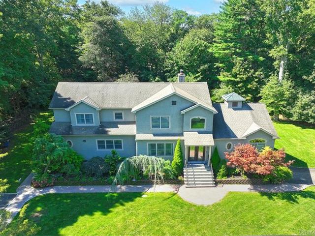 19 Sparrow Ln, Huntington, NY 11743
