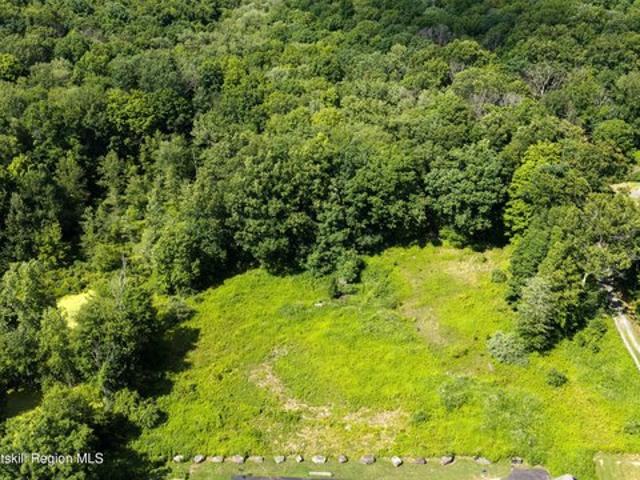 19 Spruce Ln, Highland, NY 12528