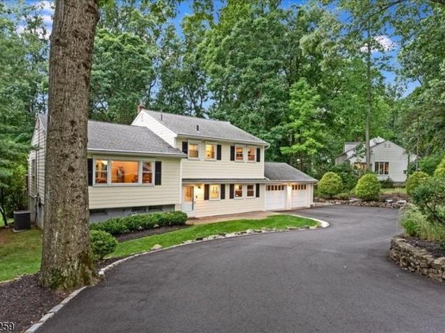 19 Sunrise Dr, Morris Plains, NJ 07950