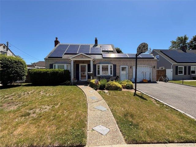 19 Surrey Ln, Levittown, NY 11756