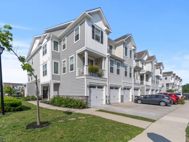 19A Tippet St