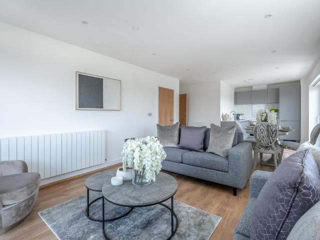 1 Mast Quay London SE18 2 bed flat to rent £2,100 pcm £485 pw