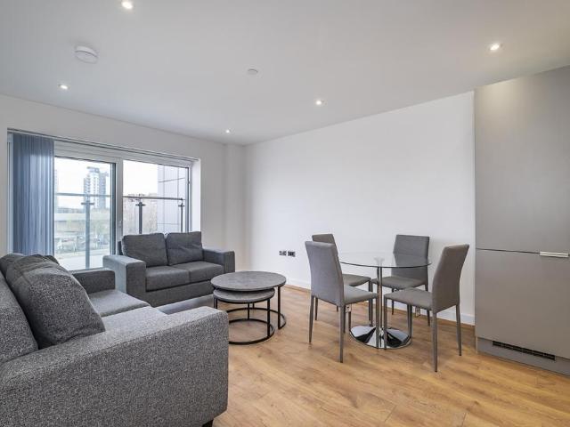 1 Mast Quay London SE18 2 bed flat to rent £2,100 pcm £485 pw