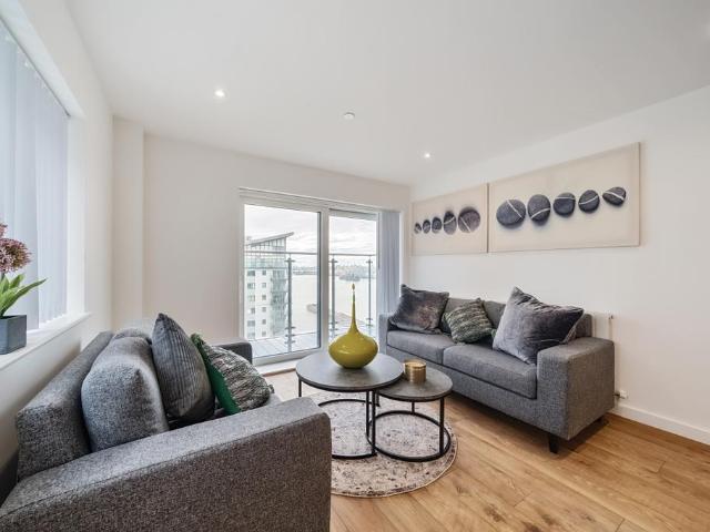 1 Mast Quay London SE18 2 bed flat to rent £2,200 pcm £508 pw