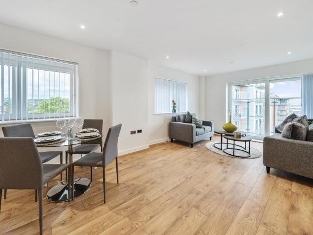 1 Mast Quay London SE18 2 bed flat to rent £2,300 pcm £531 pw