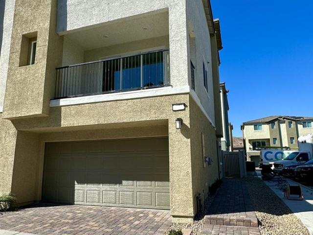 1 Master w/Private Bathroom, Prime SW LV Location