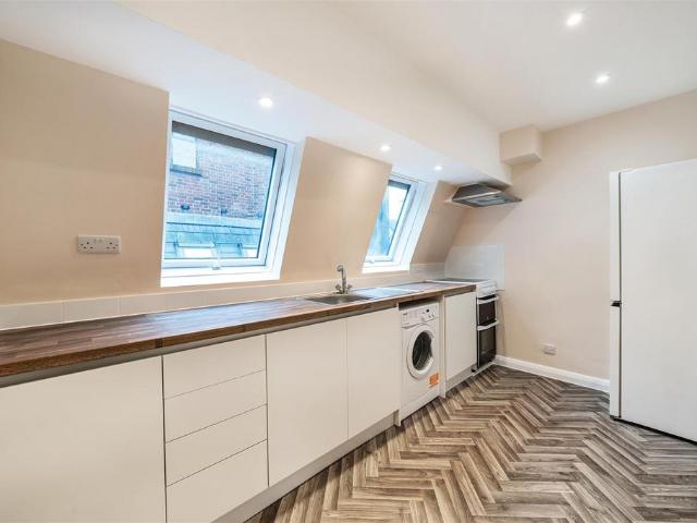 1 Market Place, Kingston Upon Thames KT1 1 bed flat to rent £1,650 pcm £381 pw