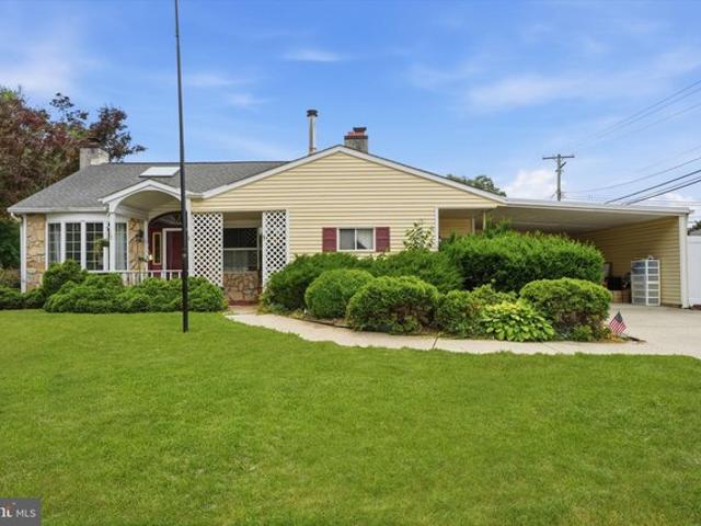 1 Meadow Ln, Levittown, PA 19054