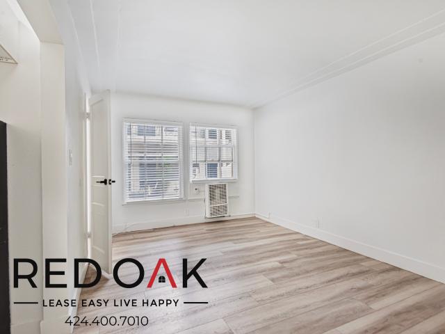 ~1 Month FREE + LOW DEPOSIT~ Light Filled Studio with Hardwood Style Floors, Natural Light, and On Site Laundry ~ In Coveted Koreatown! *MOVE IN SPECIAL