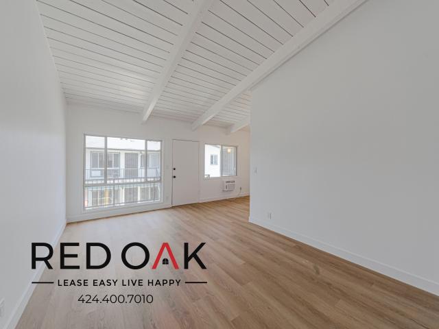 ~1 Month FREE~ Luminous One Bedroom with High Ceilings and On Site Laundry ~ In Hyde Park! *Move In Special