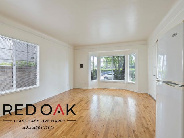 ~1 Month FREE~ Modern Studio with On Site Laundry and Parking Available ~ In the Heart of La Brea! *Move In Special
