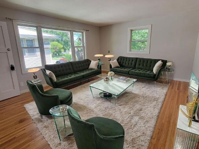 1 Month Free Rent 3 Bedroom in Armatage Neighborhood!