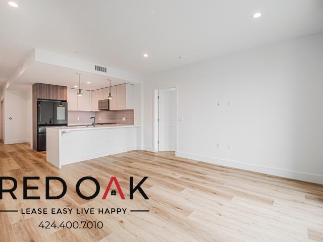 ~1 Month FREE~ Unique Two Bedroom with a Private Balcony, Modern Appliances, Fantastic Amenities, In Unit Washer/Dryer, and Parking Available ~ In Larchmont! *MOVE IN SPECIAL