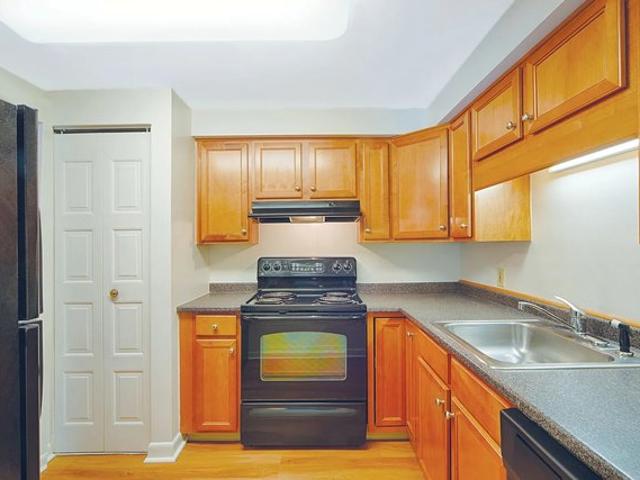 1 Newcastle Dr, Nashua, NH 03060