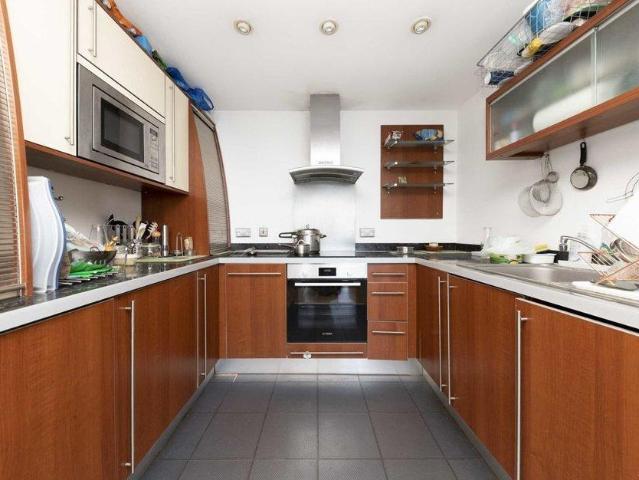 1 Newton Place, Westferry, Canary. 1 bed flat to rent £1,863 pcm £430 pw