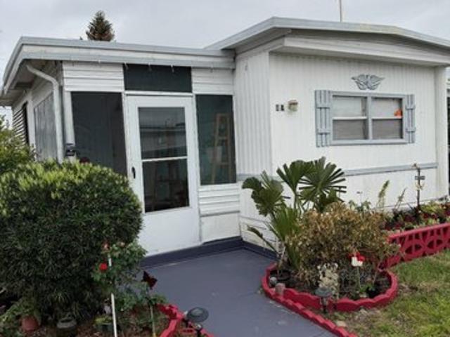 1 A Holiday Pl, Tavares, FL 32778