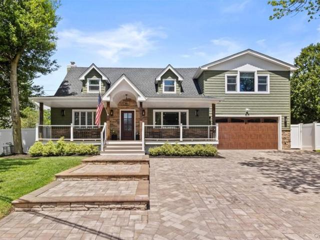 1 Aspen Ave, Greenlawn, NY 11740