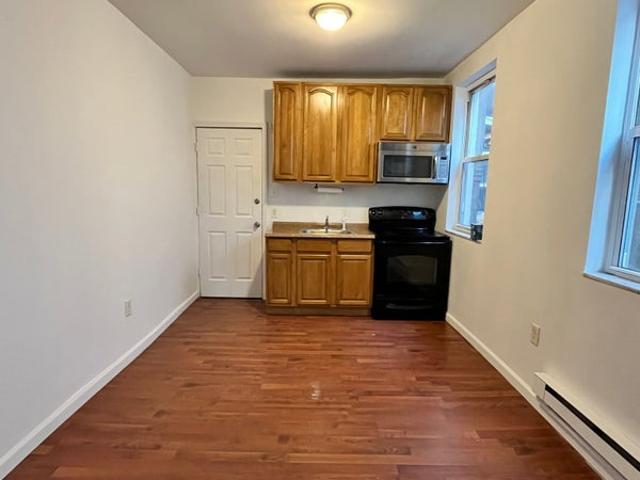 1 B 1 B with a back yard in a nice area