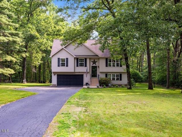 1 Barrington Dr, Gansevoort, NY 12831