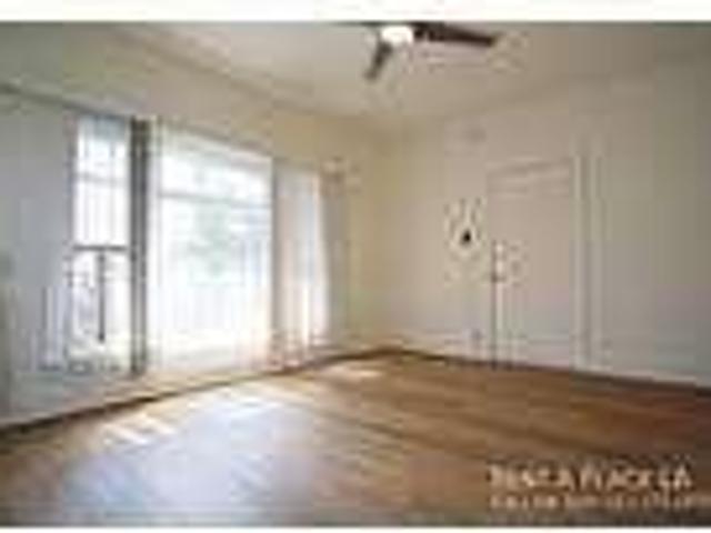 1 Bath In Los Angeles CA 90037