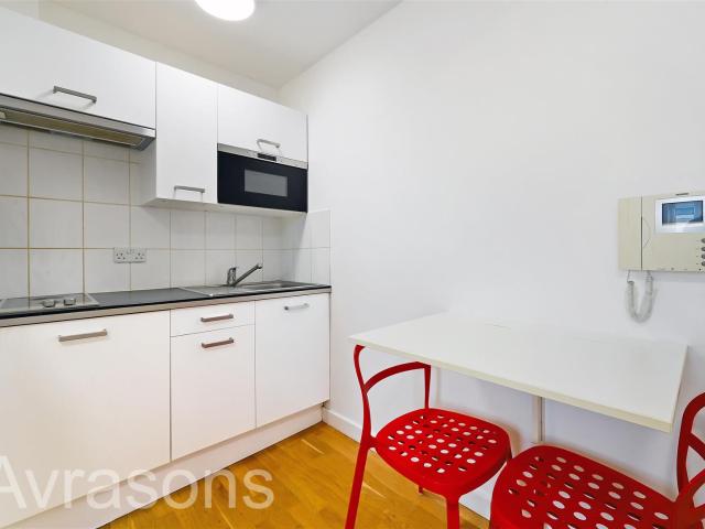 1 Bath Property For Rent in Brixton Road, SW9