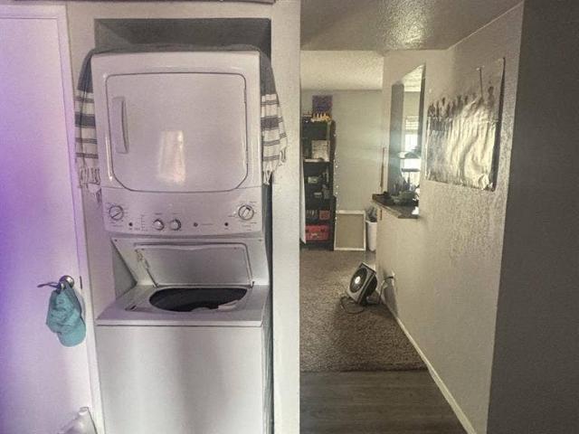 1 Bath, washer dryer with balconyy