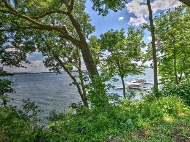 1 Bdrm Lakefront Apartment Steps from Downtown