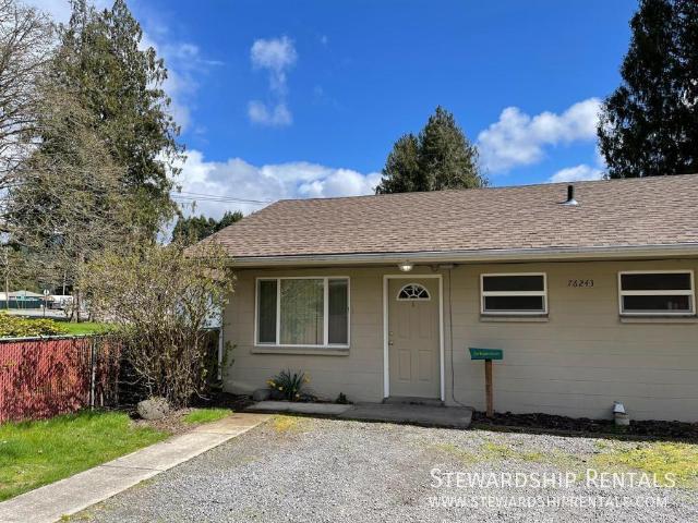 1 Bed/1 Bath Duplex in Oakridge!