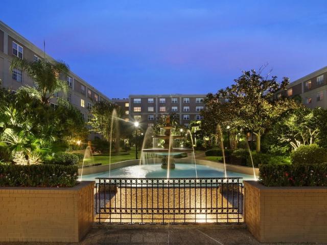 1 bed/1 bath in a luxury building on St. Charles!