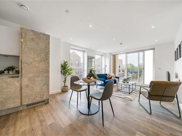 1 bed, 5th floor, Everest, Verona. 1 bed apartment to rent £1,565 pcm £361 pw
