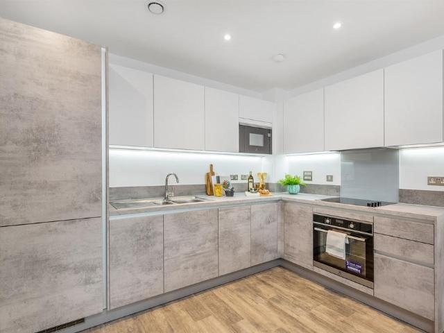 1 bed, 5th floor, Heron, The Halcyon. 1 bed apartment to rent £1,650 pcm £381 pw
