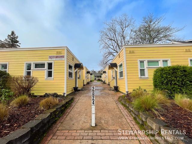 1 Bed / 1 Bath Cottage!