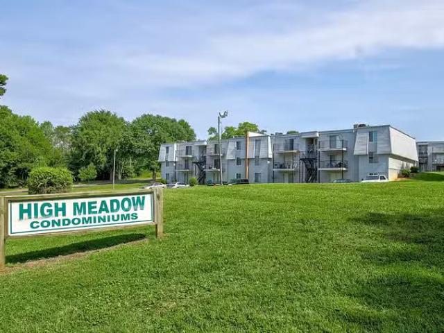 1 Bed, 1 Bath with Den High Meadow Apartments