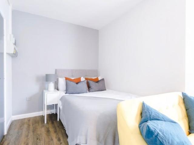 1 bed 1 bathroom flat