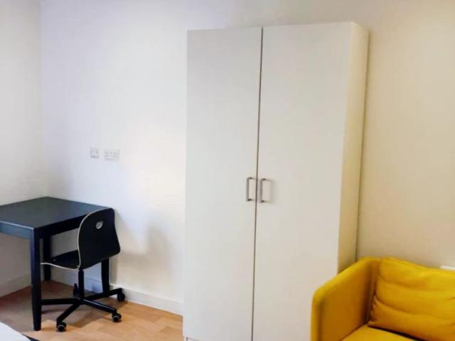 1 Bed / 2 Bath