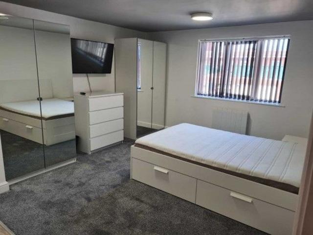 1 Bed 2 Bed 2 Bath Apartment Ensuite Room With A Private Living.