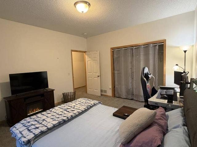 1 Bed w/ Private Bath