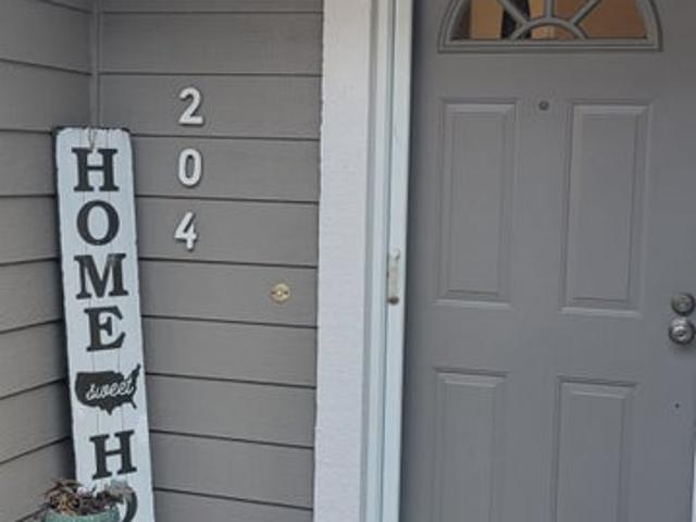 1 bed with Bathroom Avail 1 Mile From Beach!