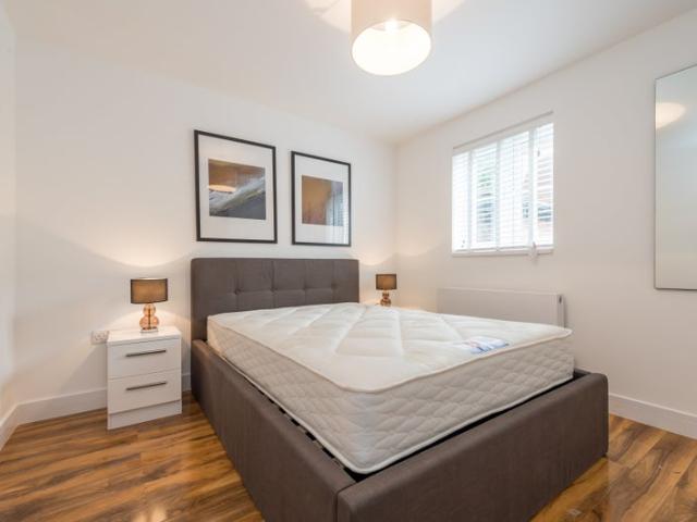 1 bed with parking, W3 f/f