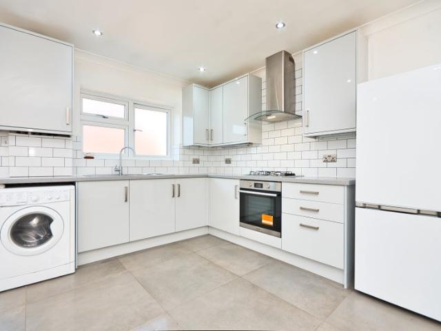 1 Bed Annexed House in Gants Hill IG2