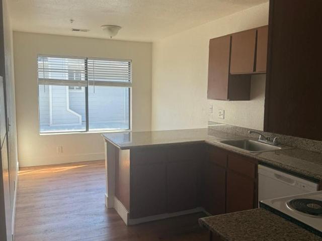 1 bed and Shared bath in a apt in Hayward