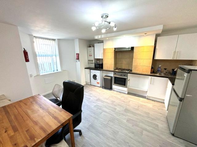 1 Bed Apartment Centre Of Hyde Park!