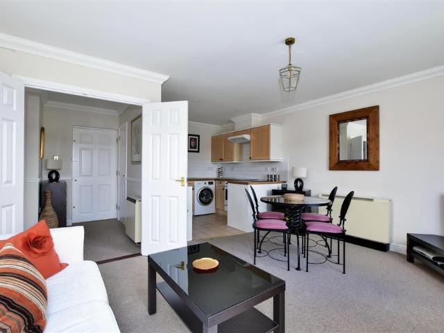 1 bed apartment to rent in St. Leonards Road, Windsor, SL4
