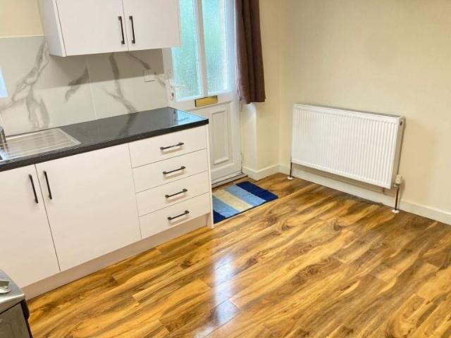 1 Bed Bungalow, Very Near Clements Place Area, TW8