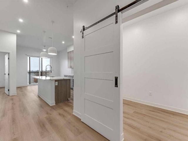 1 Bed + Den LEASE TAKEOVER